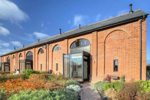 Esta conversión de granero de ladrillos de Essex ahora es una casa familiar moderna a la venta