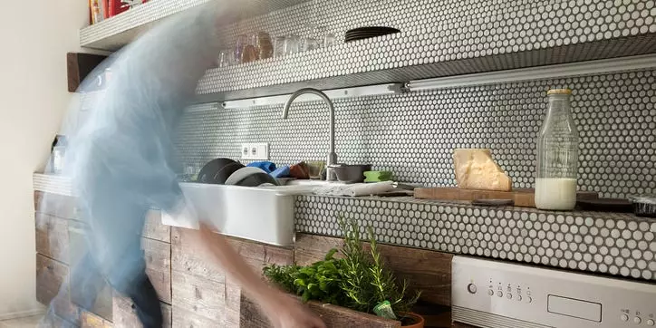 So erfrischen Sie Ihre Küche mit einem Peel-and-Stick-Fliesen-Backsplash